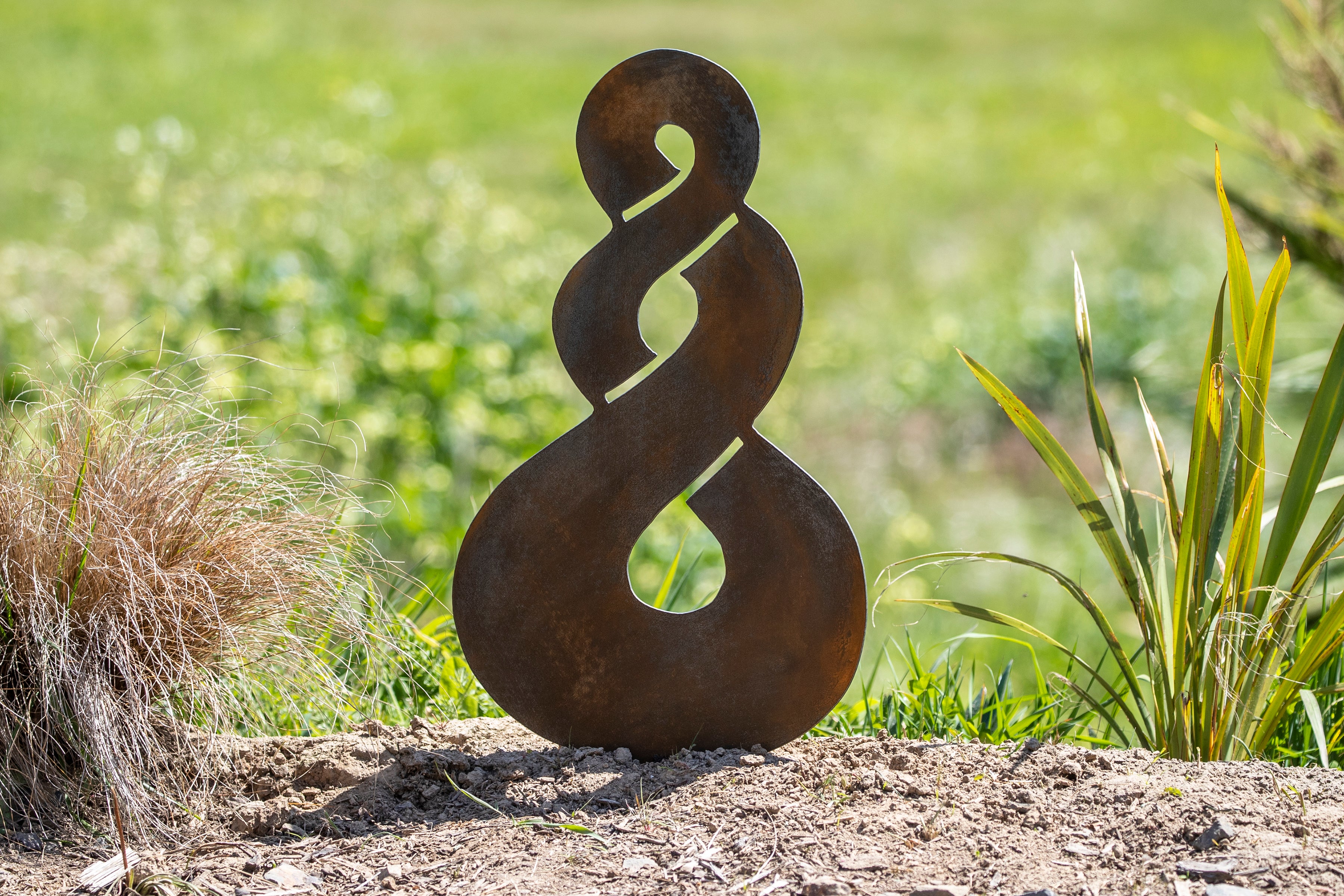 Love Knot Staked – Kiwi Metal Art